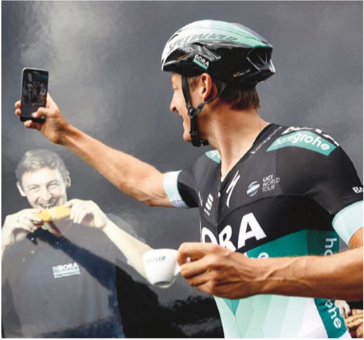 God stemning foran lagbilen – Marcus Burghardt forsyner fansen med ...